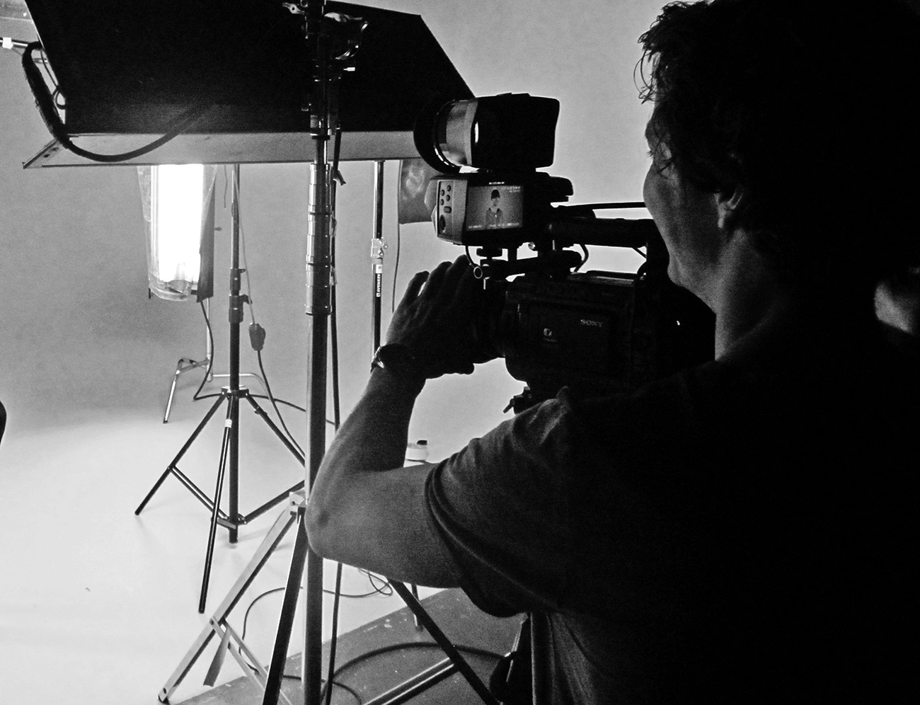 Using the Alphatron EVF with a Sony F3 - camera operator Sydney ...